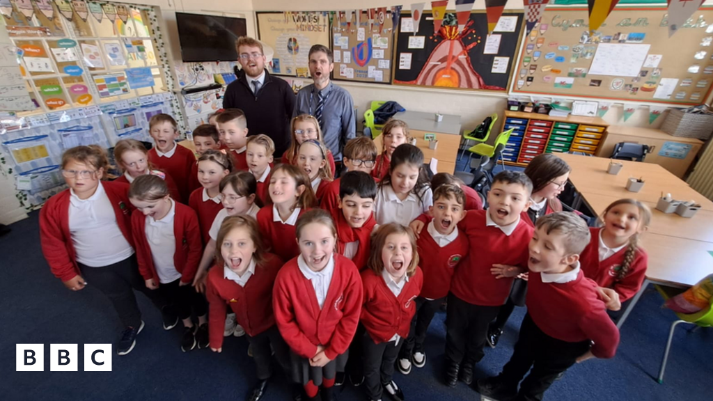 Traciau ar-lein i helpu cystadleuwyr Eisteddfod yr Urdd - BBC Cymru Fyw