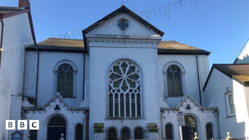 Barddoniaeth i lenwi hen gapel yng Ngheredigion? - BBC Cymru Fyw