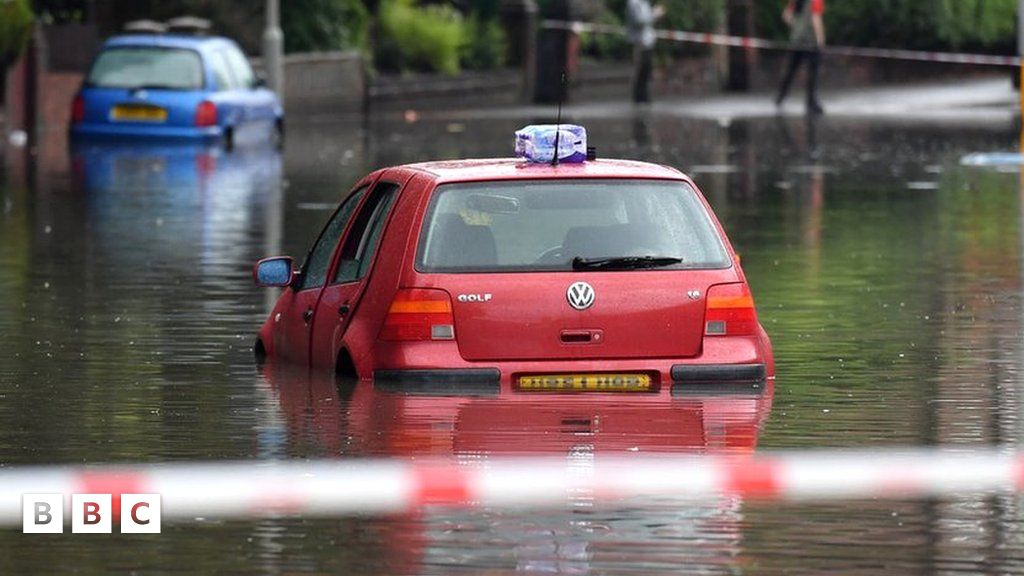 Flood warnings remain in place for areas of UK - BBC Newsround
