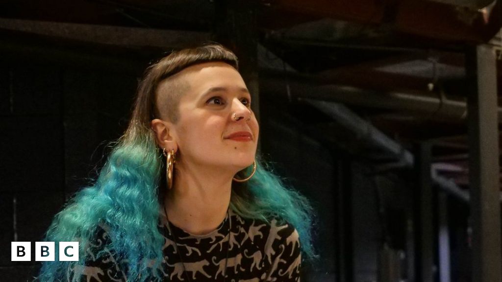 Ateb y Galw: Y cyfarwyddwr a cherddor Izzy Rabey - BBC Cymru Fyw