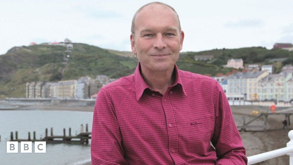 Pride Cymru: 'Does dim rhaid mynd i'r dinasoedd mawr' - BBC Cymru Fyw