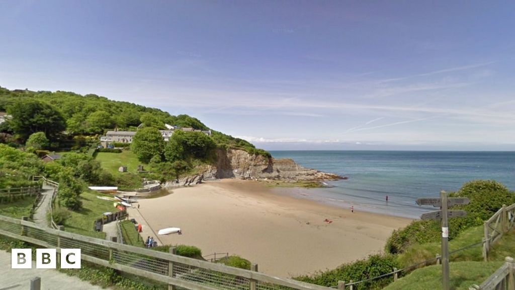 Rhybudd i gadw draw o Fae Ceredigion oherwydd tanio byw - BBC Cymru Fyw