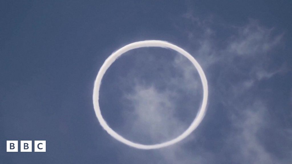Mount Etna: Watch volcano blowing smoke rings in rare display - BBC ...