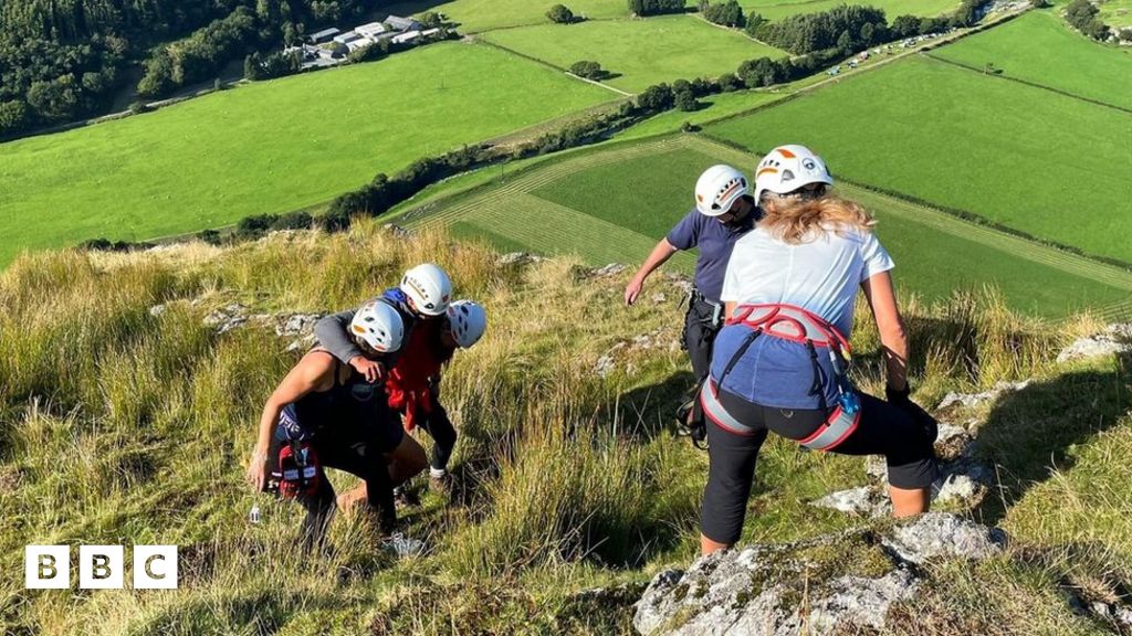 Eryri: Achub dringwr anymwybodol o fynydd - BBC Cymru Fyw