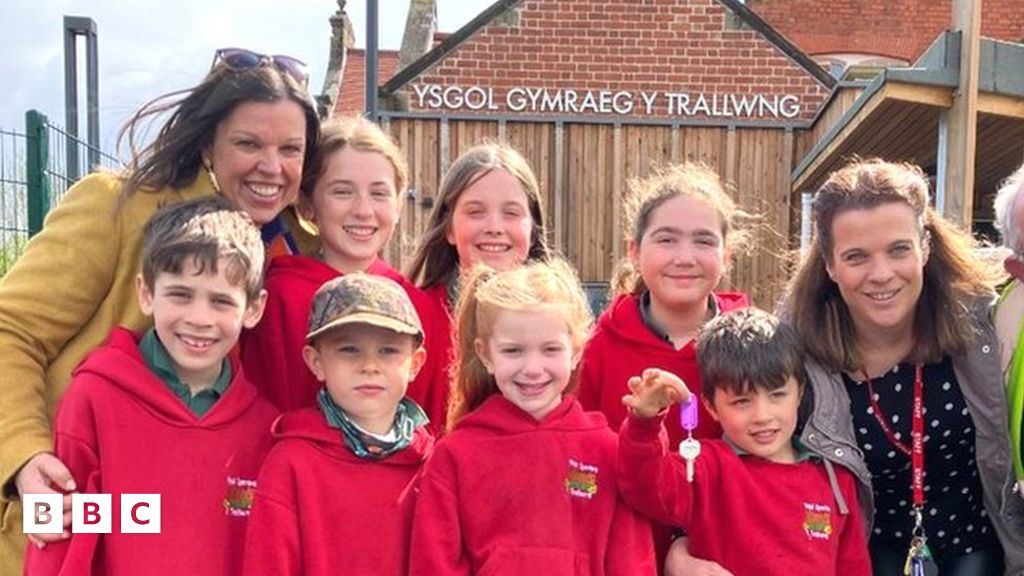 Powys: Agor drysau ysgol Gymraeg sy'n 'torri tir newydd' - BBC Cymru Fyw