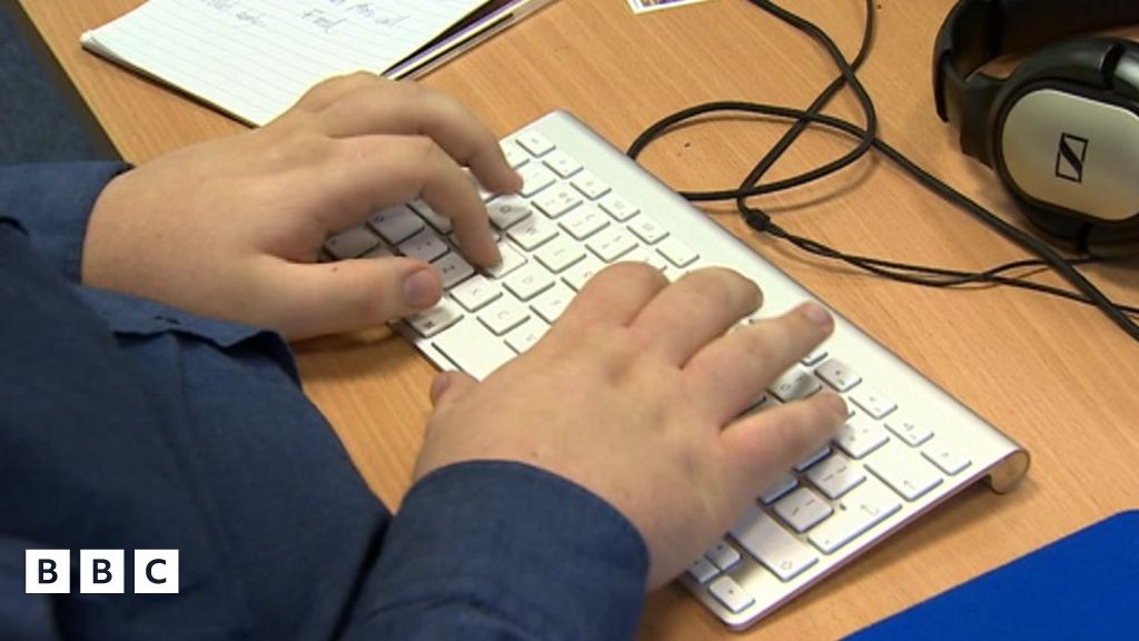 Cwmni technoleg o Bort Talbot yn creu 22 o swyddi - BBC Cymru Fyw