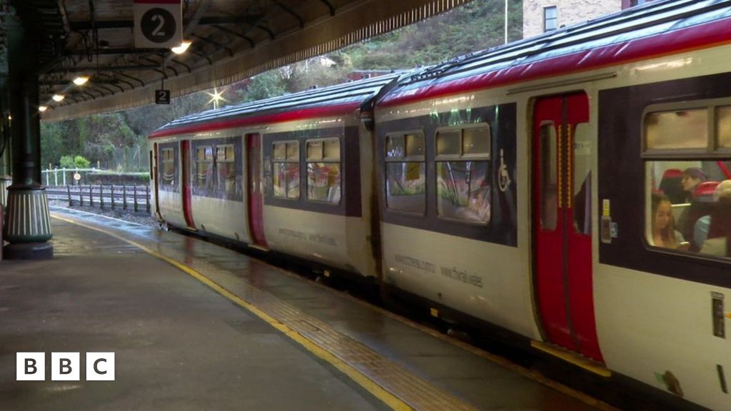Diffyg trenau ar Ddydd Calan yn 'sefyllfa od' - BBC Cymru Fyw