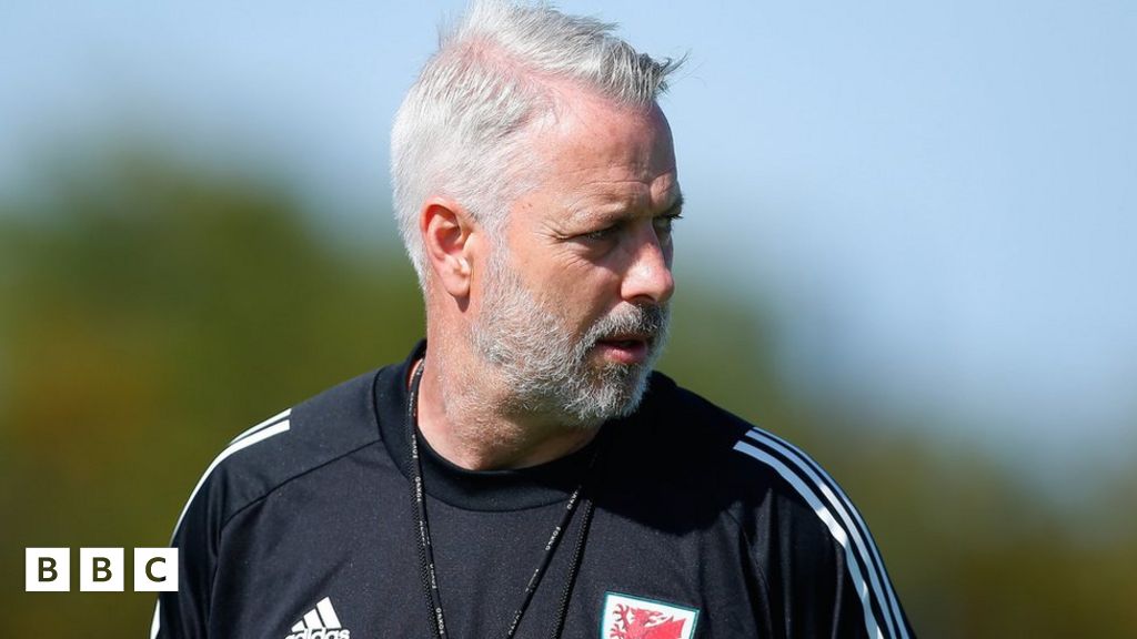 Kit Symons yn gadael fel is-reolwr Cymru yn dilyn Cwpan y Byd - BBC ...