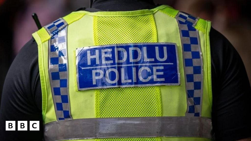 Heddlu'n apelio am wybodaeth wedi gwrthdrawiad A470 - BBC Cymru Fyw