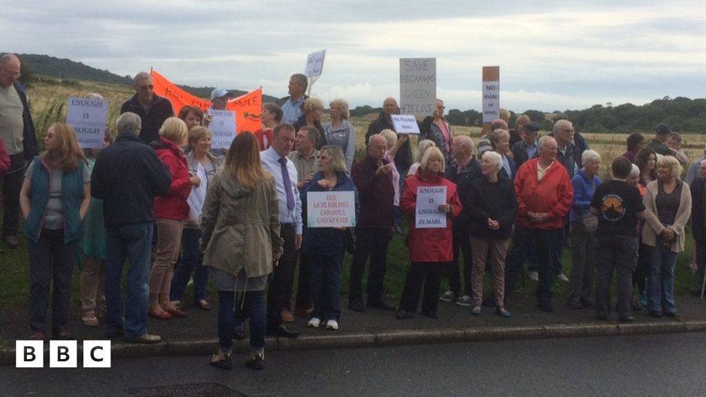 Protest yn erbyn datblygiad 110 o dai yn Sir Conwy - BBC Cymru Fyw