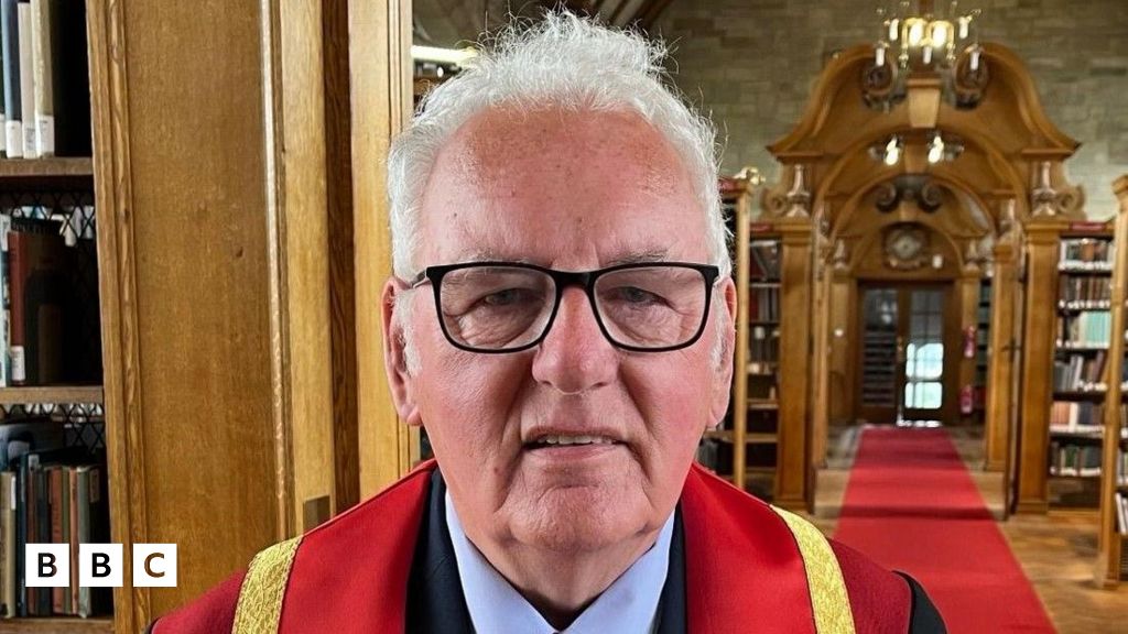 Prifysgol Bangor: Anrhydeddu Noel Thomas a Manon Steffan Ros - BBC ...