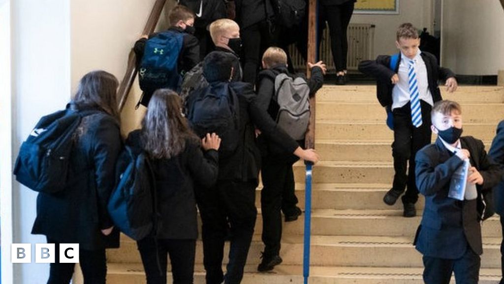 Covid a phlant: Hanner achosion yn y tri mis diwethaf - BBC Cymru Fyw