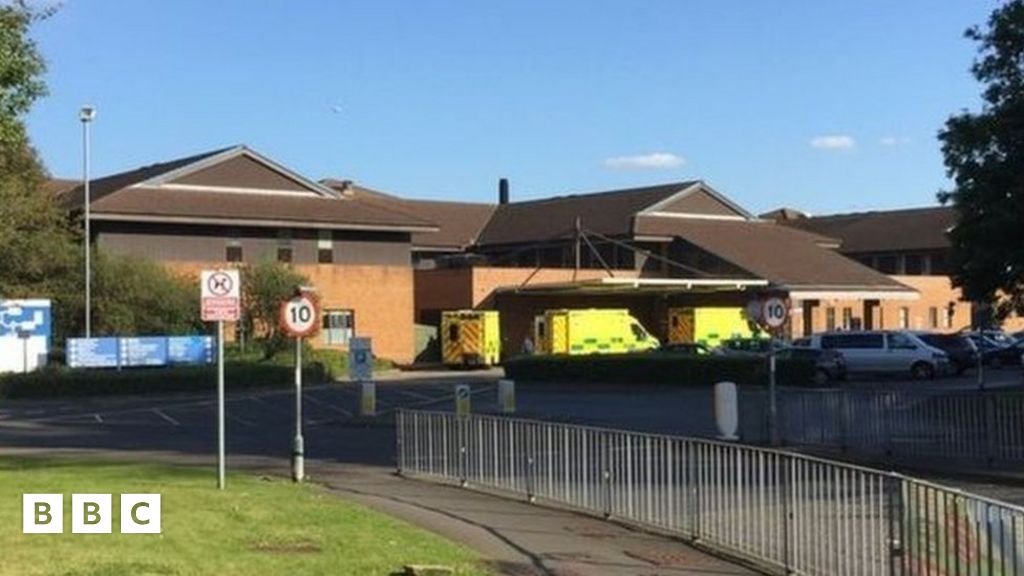 Claf wedi marw yn sgil 'methiant' i adnabod llid y pendics - BBC Cymru Fyw