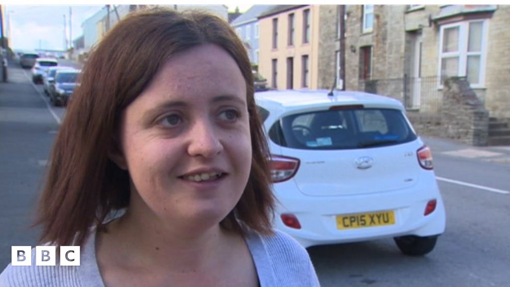 Sêl bendith i ddatblygiad tai Crymych er gwaethaf pryderon - BBC Cymru Fyw