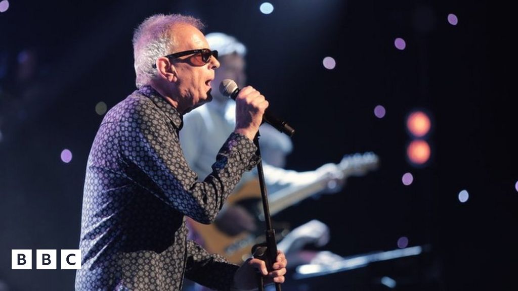 Lluniau gig Geraint Jarman: Steddfod yn y Ddinas - BBC Cymru Fyw