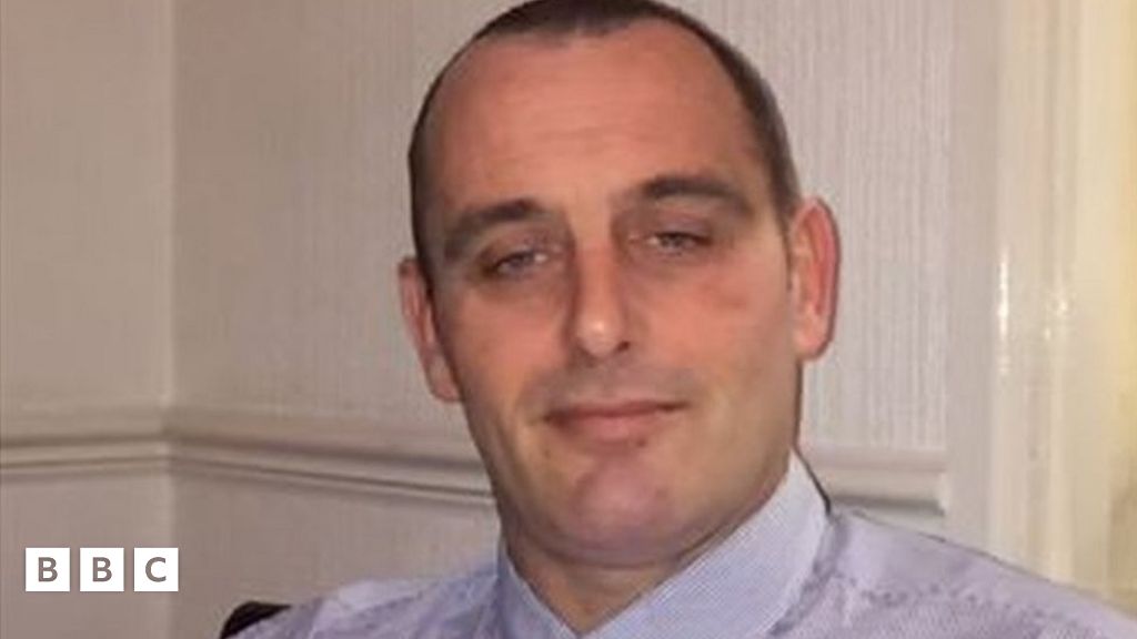 Rhyddhau dynes wrth i ymchwiliad llofruddiaeth barhau - BBC Cymru Fyw