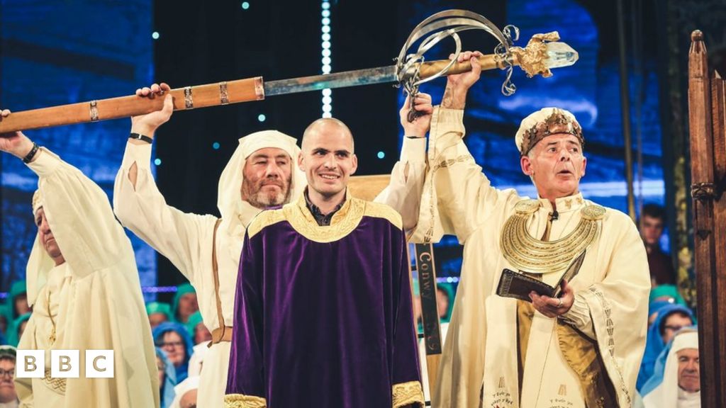 Guto Dafydd yn cipio coron Eisteddfod Sir Conwy 2019 - BBC Cymru Fyw