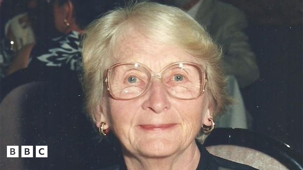 Sylfaenydd Merched y Wawr, Zonia Bowen, wedi marw yn 97 oed - BBC Cymru Fyw