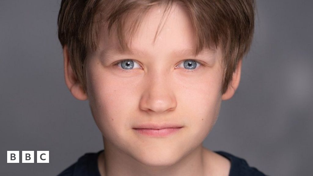 Dod i 'nabod Fflyn Edwards, actor ifanc The Crown - BBC Cymru Fyw