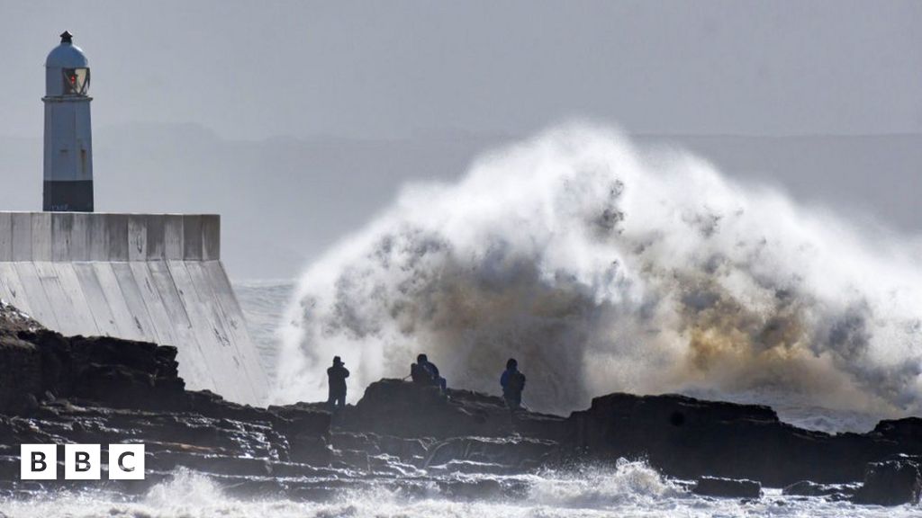 Storm Gareth: Stormy weather in photos - BBC Newsround