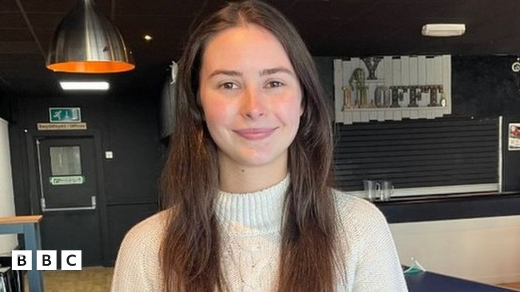 Pryder arian yn 'cyfyngu ar annibyniaeth' myfyrwyr - BBC Cymru Fyw