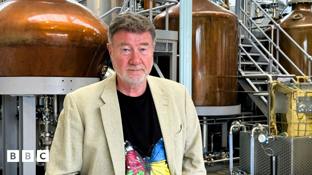 Statws arbennig yn rhoi 'hygrededd' i wisgi Cymreig - BBC Cymru Fyw