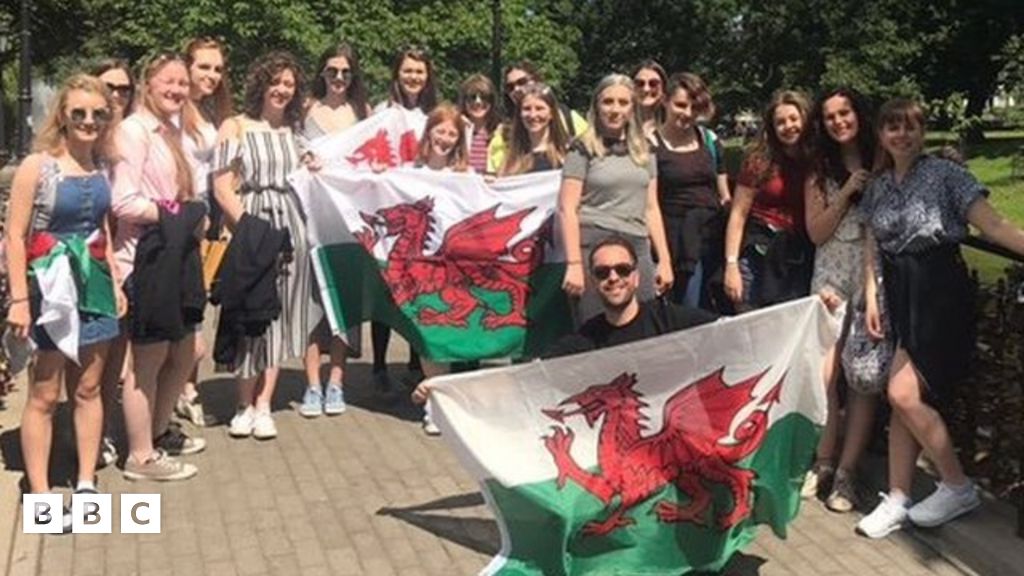 Côr Merched Sir Gâr yn Riga - BBC Cymru Fyw