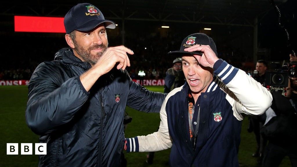 Rob a Ryan am weld y Cae Ras yn dal hyd at 55,000 o bobl - BBC Cymru Fyw
