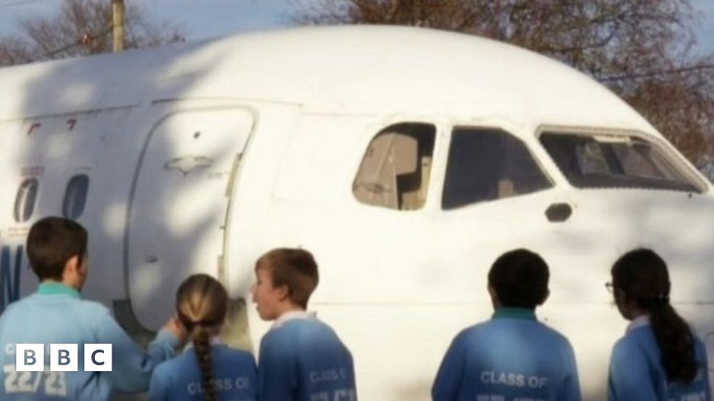 Primary school turns airplane into library - BBC Newsround