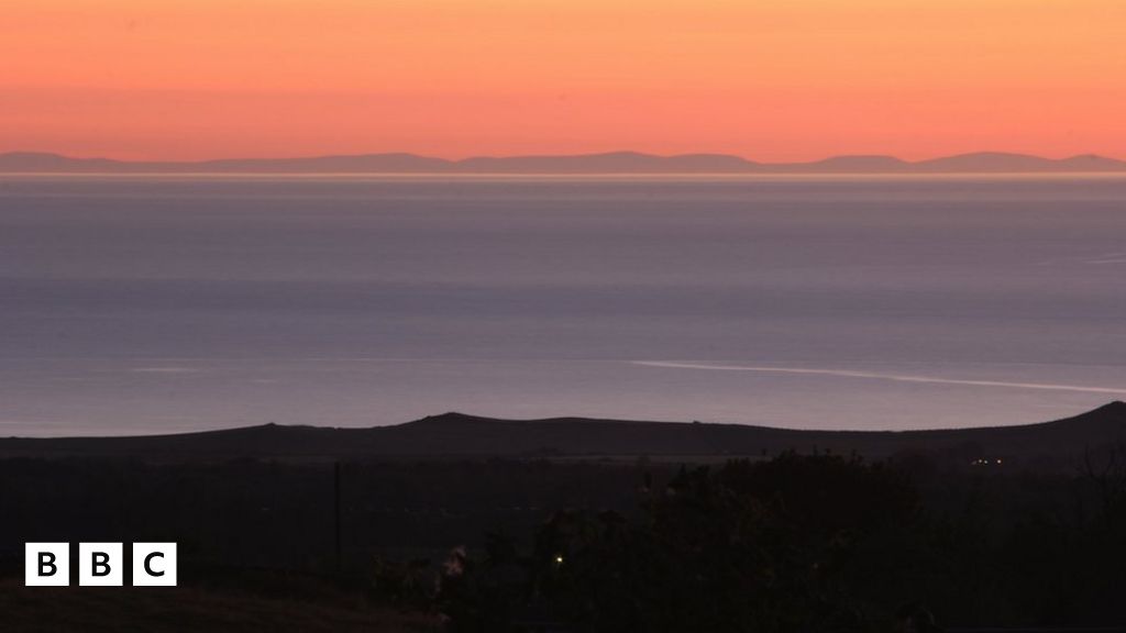 Mynyddoedd Wicklow yn glir o'r Groeslon - BBC Cymru Fyw