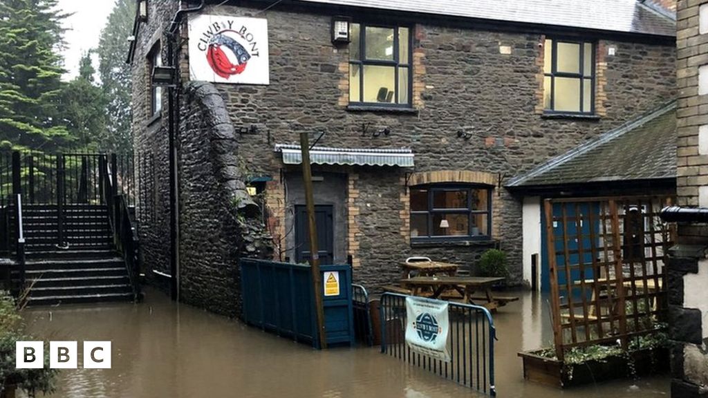 Llifogydd a channoedd heb drydan ar ôl glaw trwm dros nos - BBC Cymru Fyw