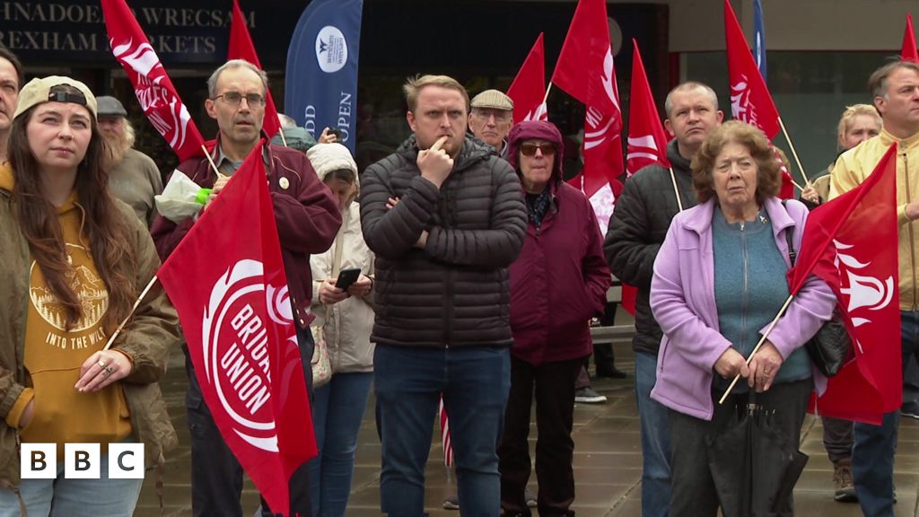 Diffoddwyr tân Gogledd Cymru yn bygwth streic - BBC Cymru Fyw