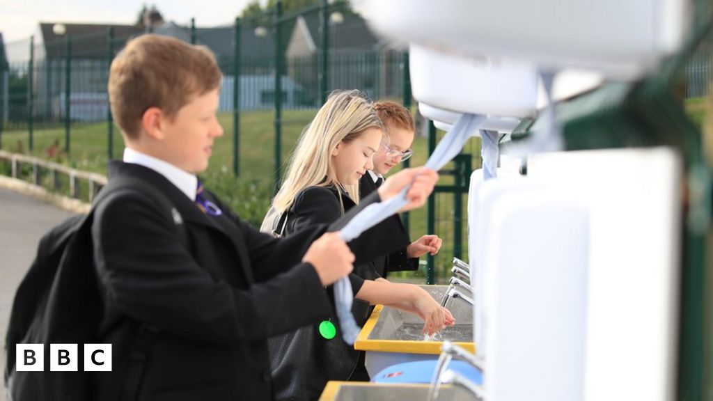 Back to school: England's schools to get two weeks' notice before ...