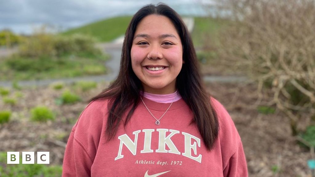 Mabwysiadu: 'Anodd iawn gwybod ble dwi'n perthyn' - BBC Cymru Fyw