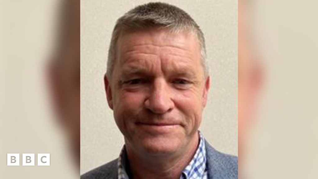 Bryan Davies yw arweinydd newydd Cyngor Sir Ceredigion - BBC Cymru Fyw