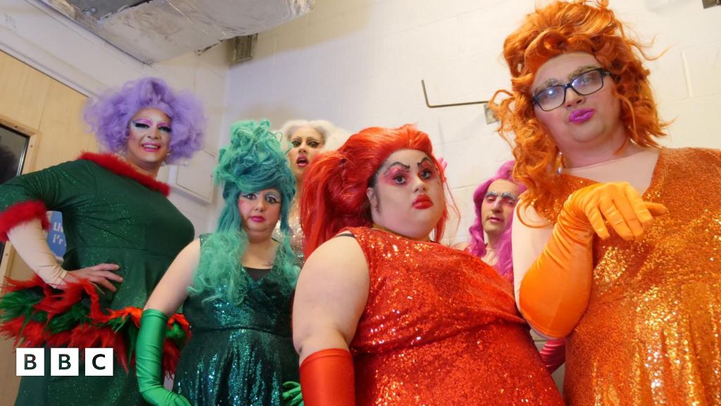 Cwmni drag anabl cyntaf Cymru yn 'rhoi hyder' i berfformwyr - BBC Cymru Fyw