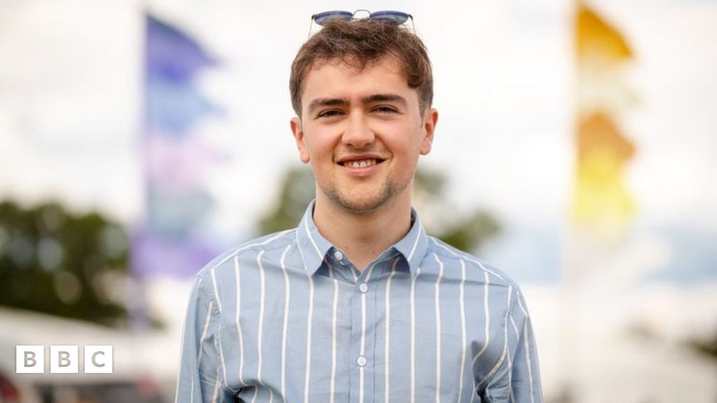 Ciarán Eynon yn cipio Cadair Eisteddfod yr Urdd - BBC Cymru Fyw