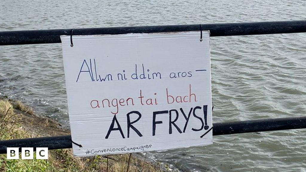 'Pobl yn defnyddio twyni Porth Tywyn fel tai bach' - BBC Cymru Fyw