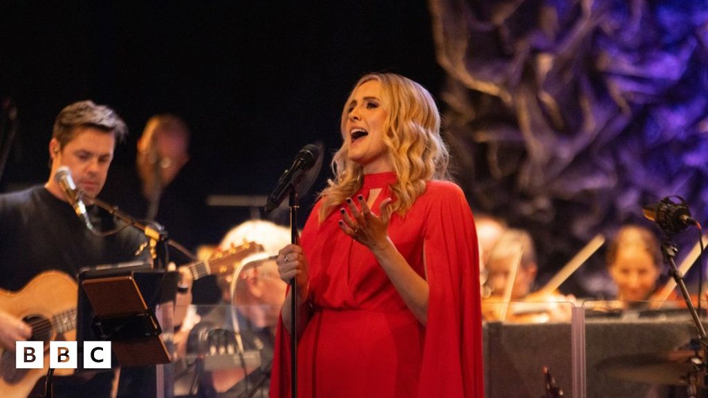 Elin Fflur: Cyflwyno, canu a Sir Fôn - BBC Cymru Fyw