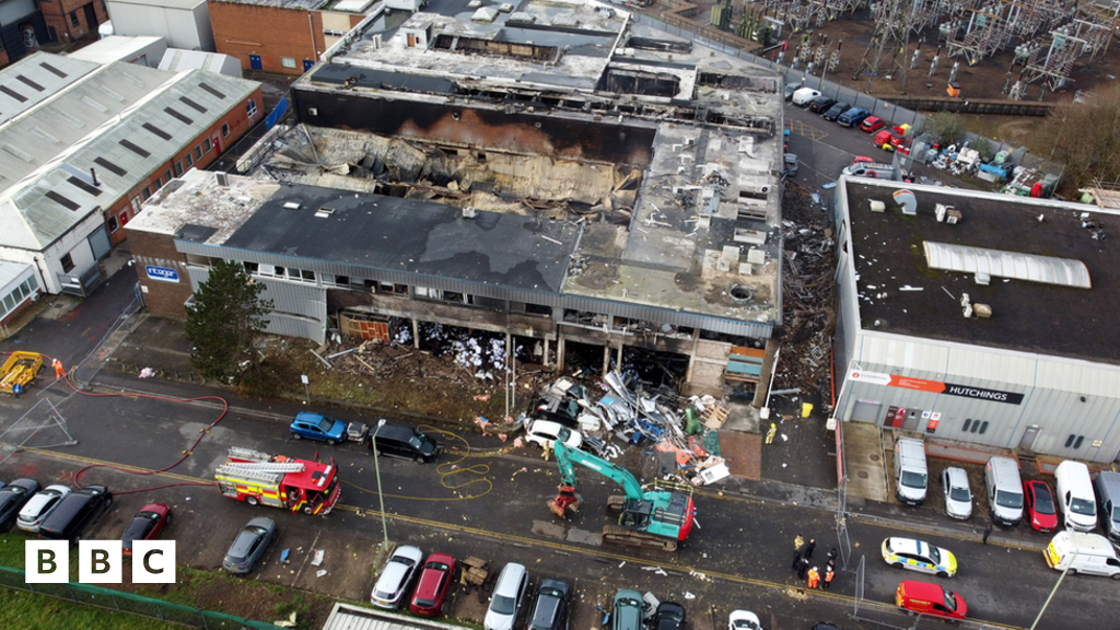 Canfod corff yn dilyn tân mawr ar stad ddiwydiannol - BBC Cymru Fyw