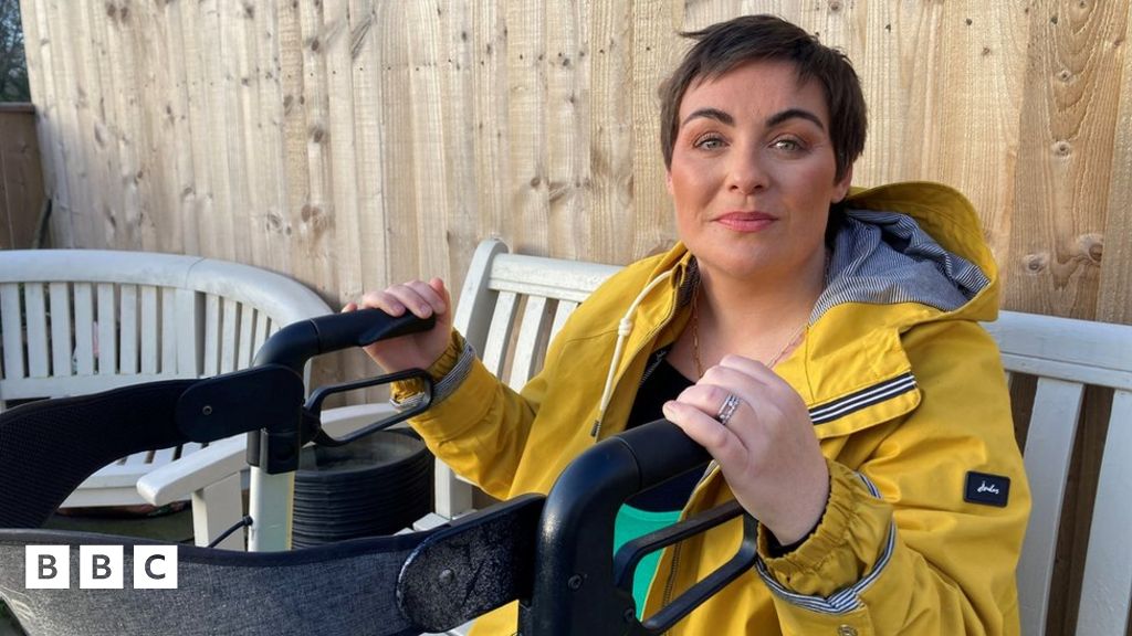 Cefnogaeth 'ddim yno' i bobl â chyflyrau prin yng Nghymru - BBC Cymru Fyw