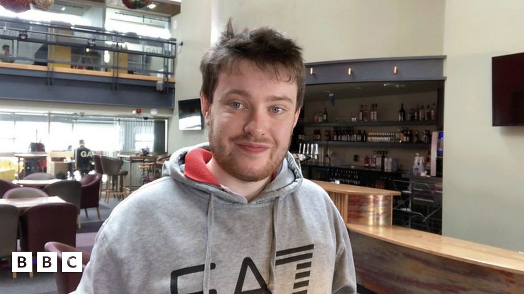 Cwis DJ Terry Tuffrey - BBC Cymru Fyw