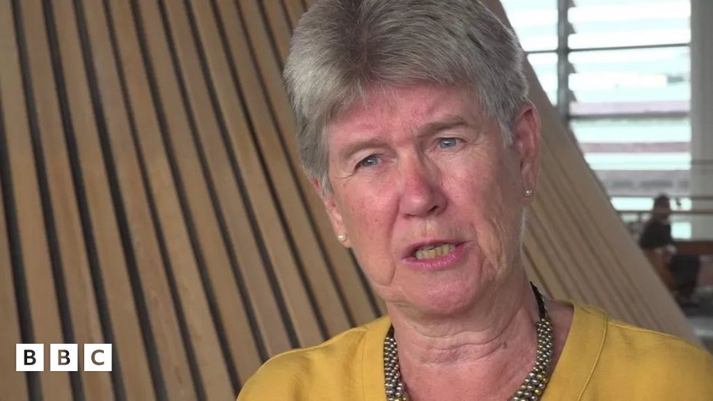 Symud ceiswyr lloches i westy yn y gogledd 'yn annerbyniol' - BBC Cymru Fyw