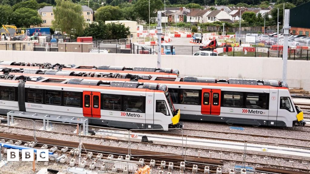 Rhybudd i wirio teithiau wrth i'r gwaith barhau ar Metro De Cymru - BBC ...