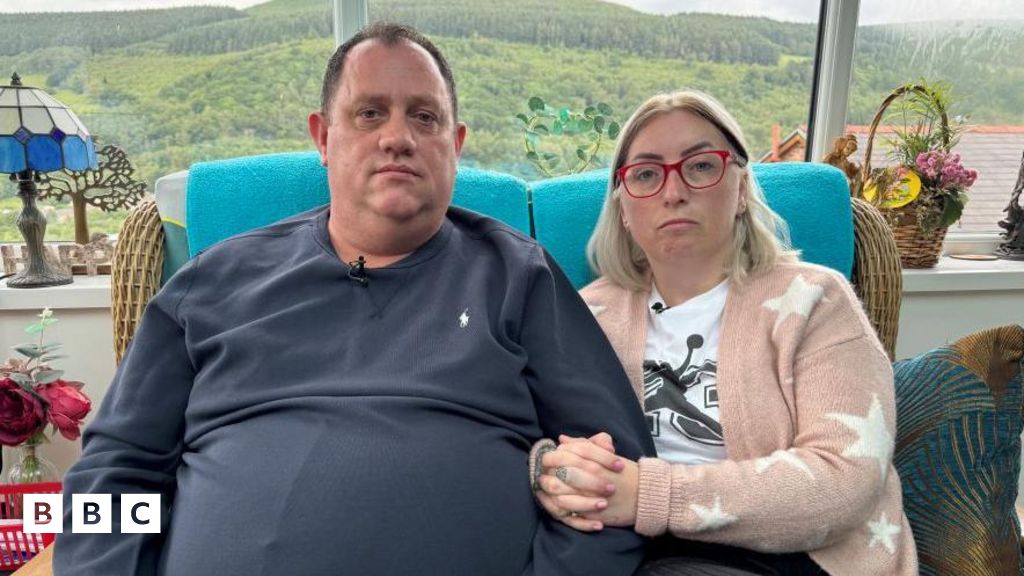 Pâr priod yn teithio i Sbaen ond yn deffro yn Lithwania - BBC Cymru Fyw