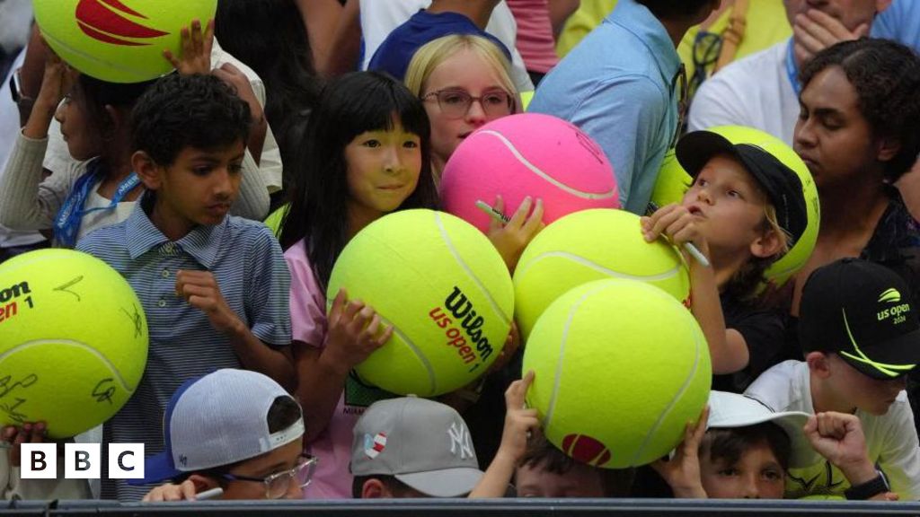 Children rushing for autographs told to get back to their seats at US ...