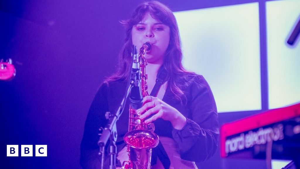 Alys Williams: Merch ym myd y sacsoffon - BBC Cymru Fyw