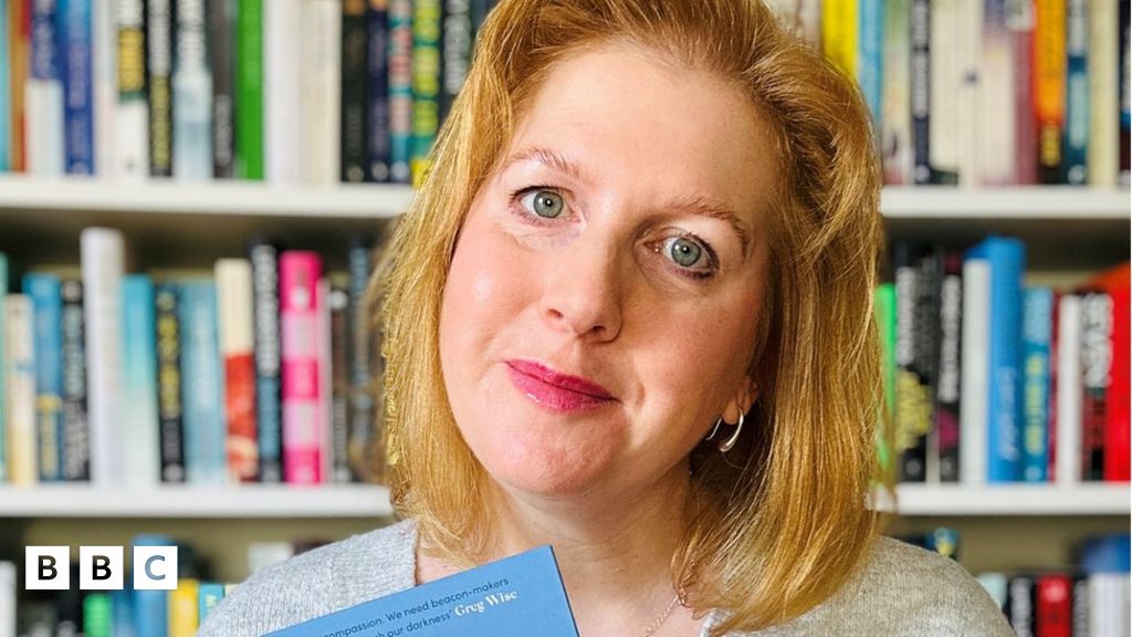 Clare Mackintosh: 'Meddwl mod i’n mynd i farw o alar' - BBC Cymru Fyw