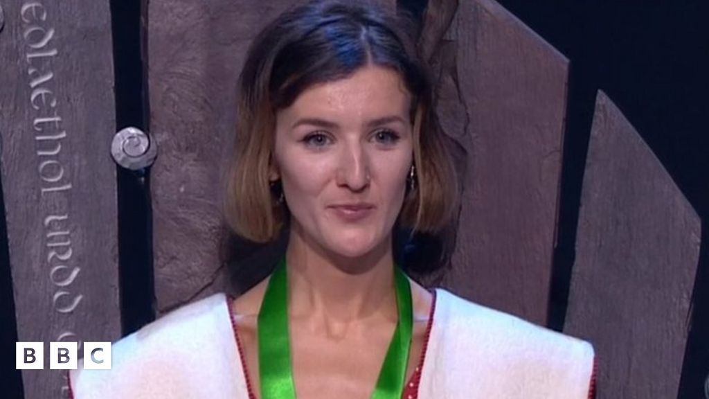 Mared Roberts yn cipio Medal Ddrama Eisteddfod yr Urdd - BBC Cymru Fyw