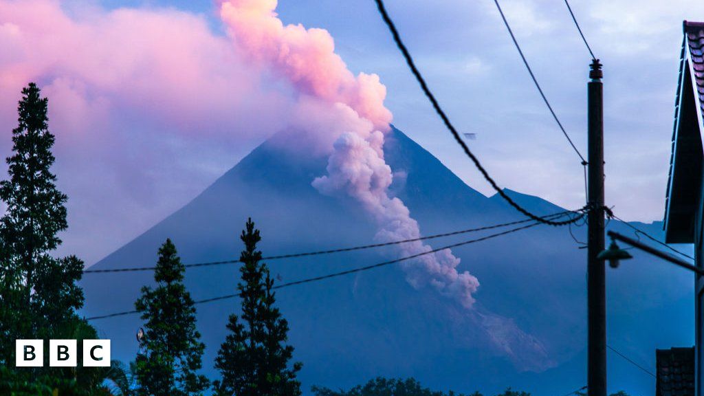 Volcano: Indonesia’s Mount Merapi erupts with huge ash column - BBC ...